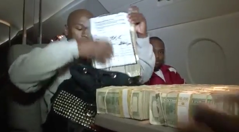 Floyd Money Mayweather Counts 1 Million Dollars While Flying On His ...