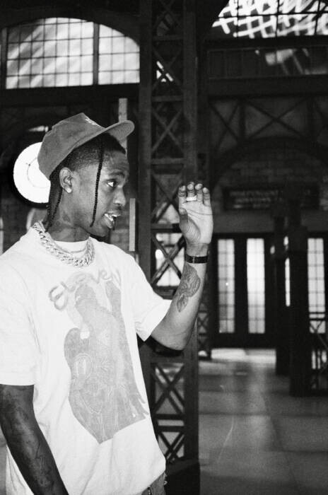 CHECK OUT PHOTOS OF TRAVIS SCOTT DIRECTING FUTURE’S SPECIAL PERFORMANCE ...